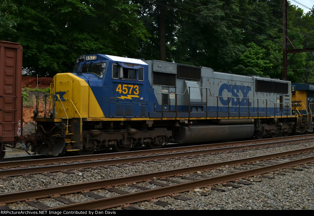CSX SD70AC 4573 trails on Q439-06